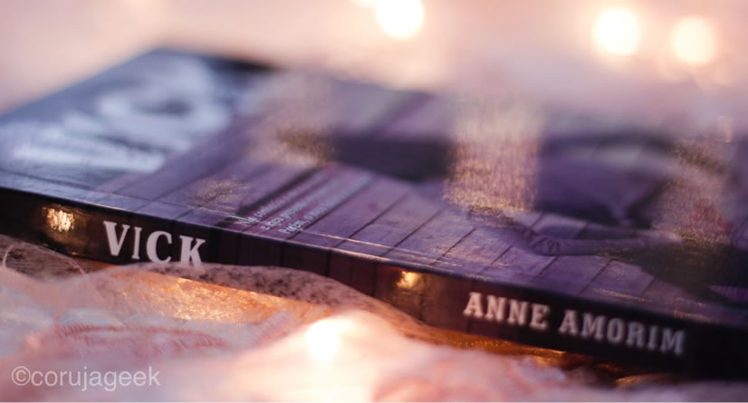 Resenha: Vick - Anne Amorim - Coruja Geek