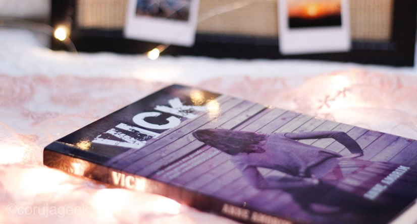 Resenha: Vick - Anne Amorim - Coruja Geek